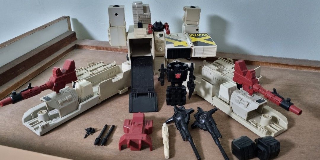 Hasbro G1 vintage Metroplex and Takara Beast War II Gigastorm set ...