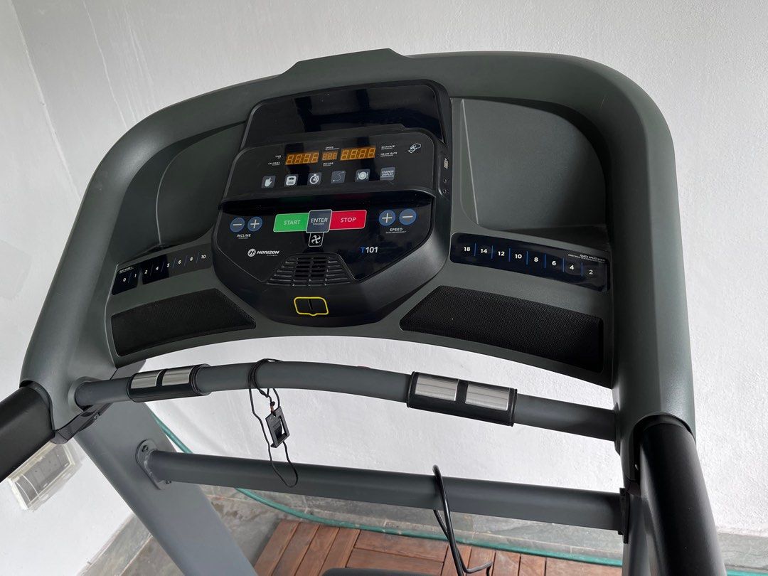 Johnson Threadmill Horizon T101 , Sports Equipment, Exercise & Fitness ...