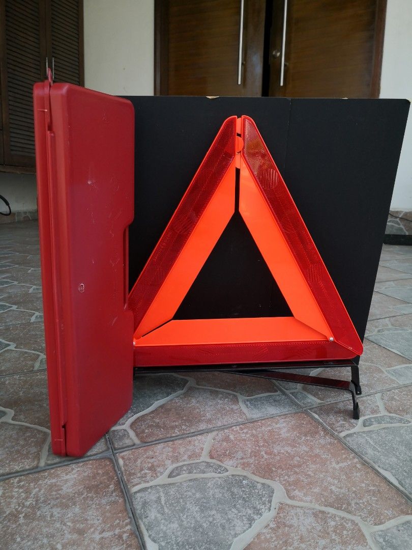 Vehicle Emergency triangular metal stand, Car Accessories, Accessories ...