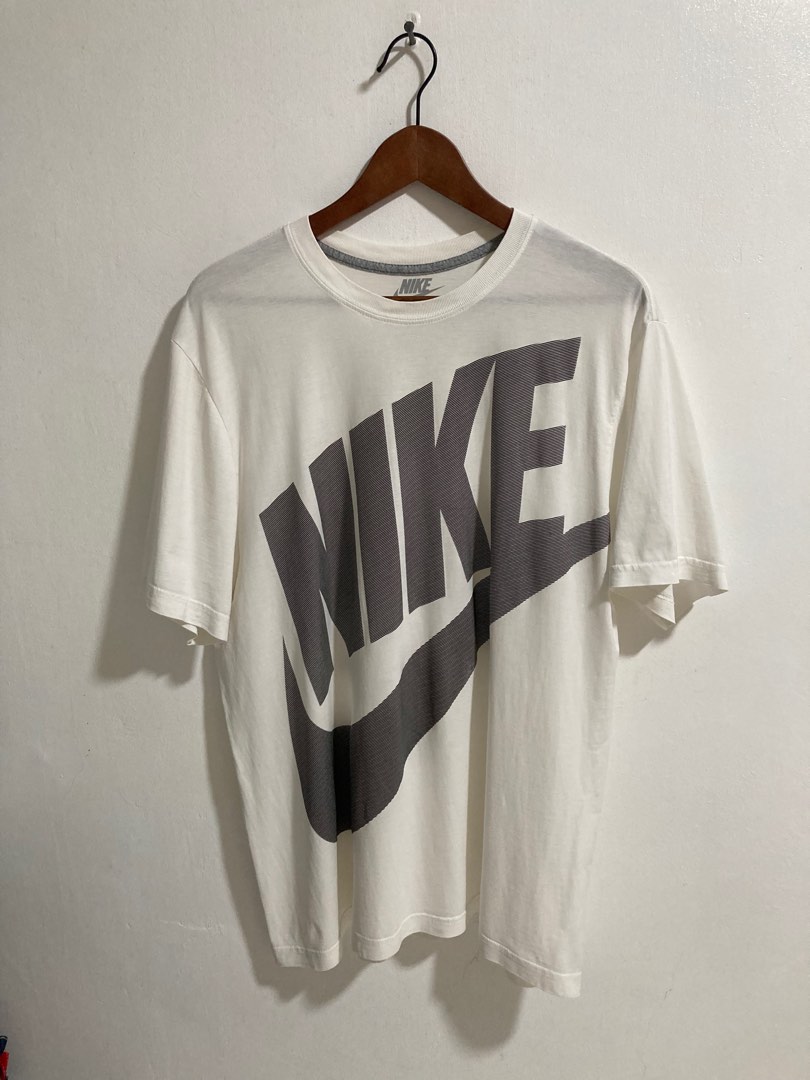 Authentic Big Nike Check front for Men’s XL, Dimes is 23 X 31 on Carousell