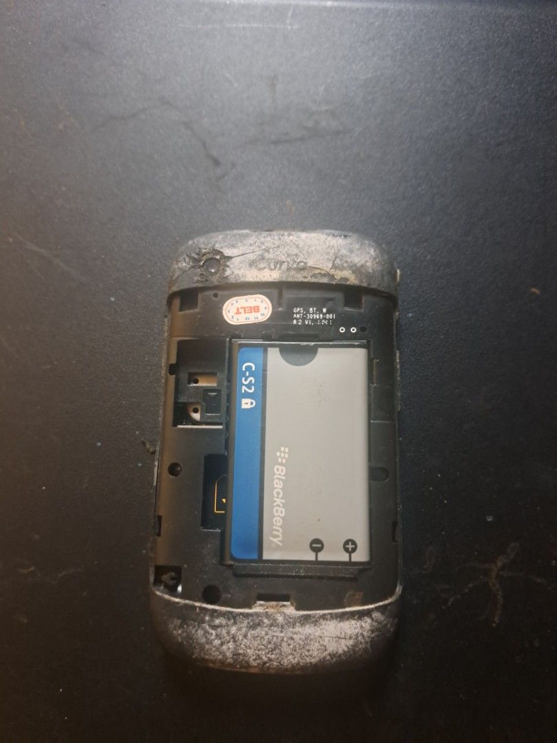 4 old phones: Blackberry, Samsung and O+ cellphones on Carousell