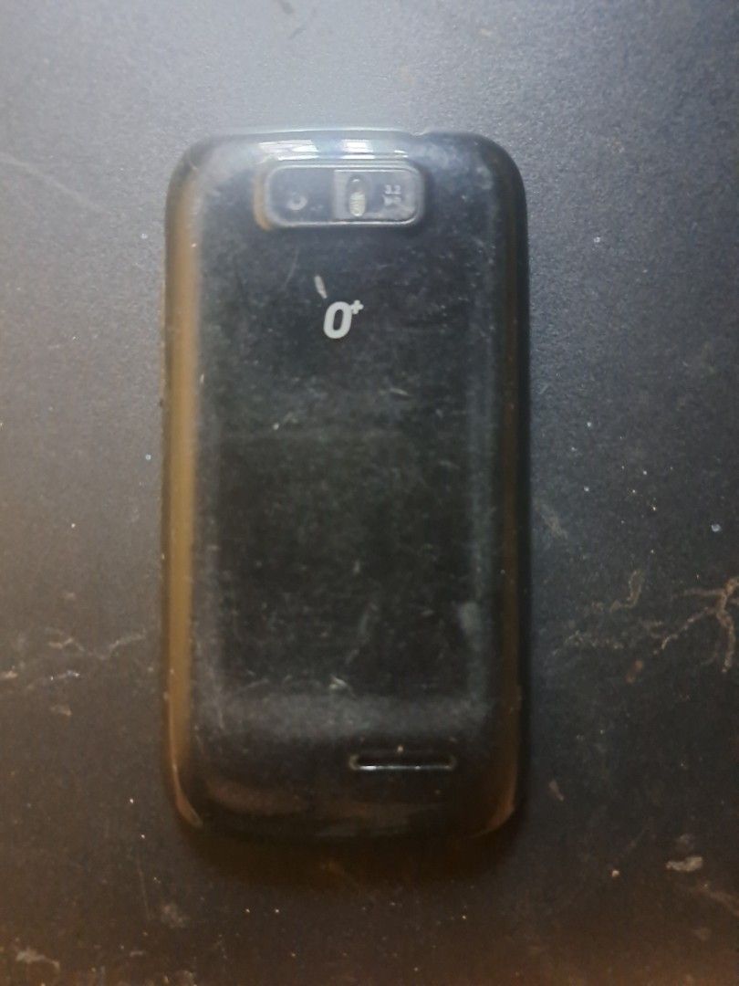 4 old phones: Blackberry, Samsung and O+ cellphones on Carousell