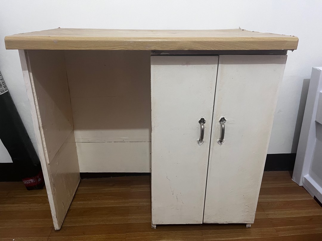 Study small office table on Carousell