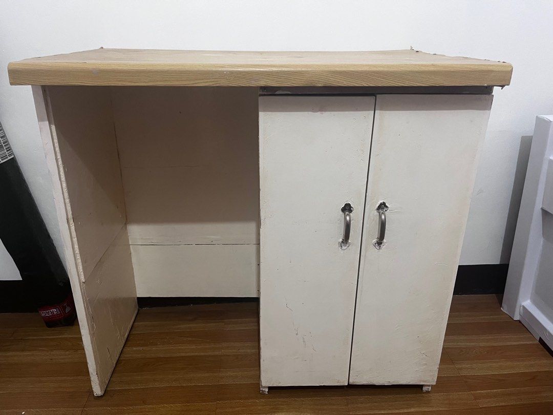 Small office table on Carousell