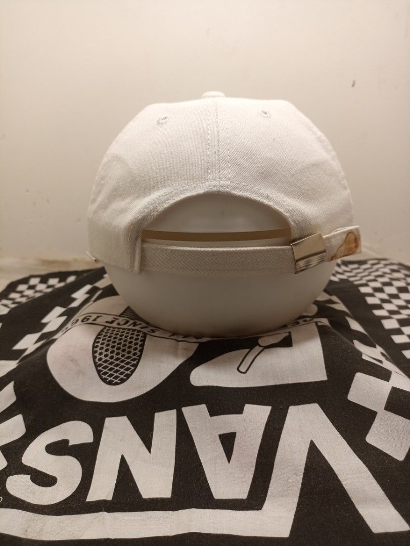 Topi Logo Flash Putih, Fesyen Pria, Aksesoris, Topi di Carousell