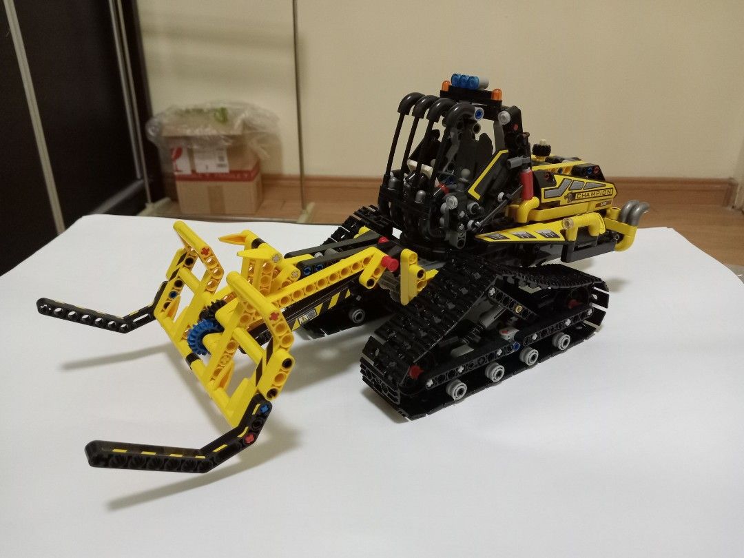 Building blocks - excavator, Hobbies & Toys, Toys & Games on Carousell