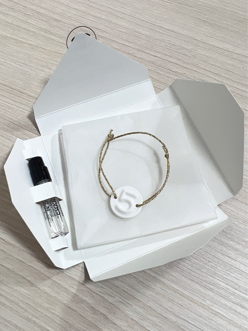Chanel Codes Couleur Pop-up Store 期間限定店 No5 Eau de toilette 香水版 擴香石手繩 ...