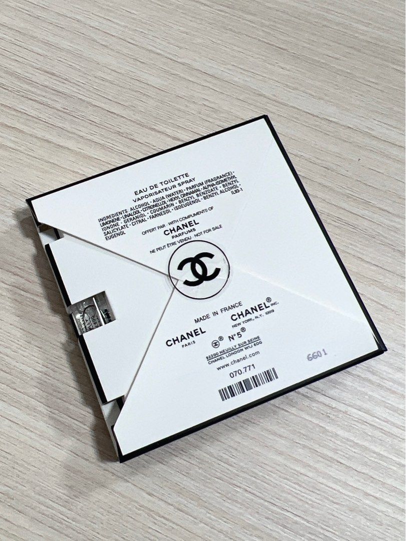Chanel Codes Couleur Pop-up Store 期間限定店 No5 Eau de toilette 香水版 擴香石手繩 ...