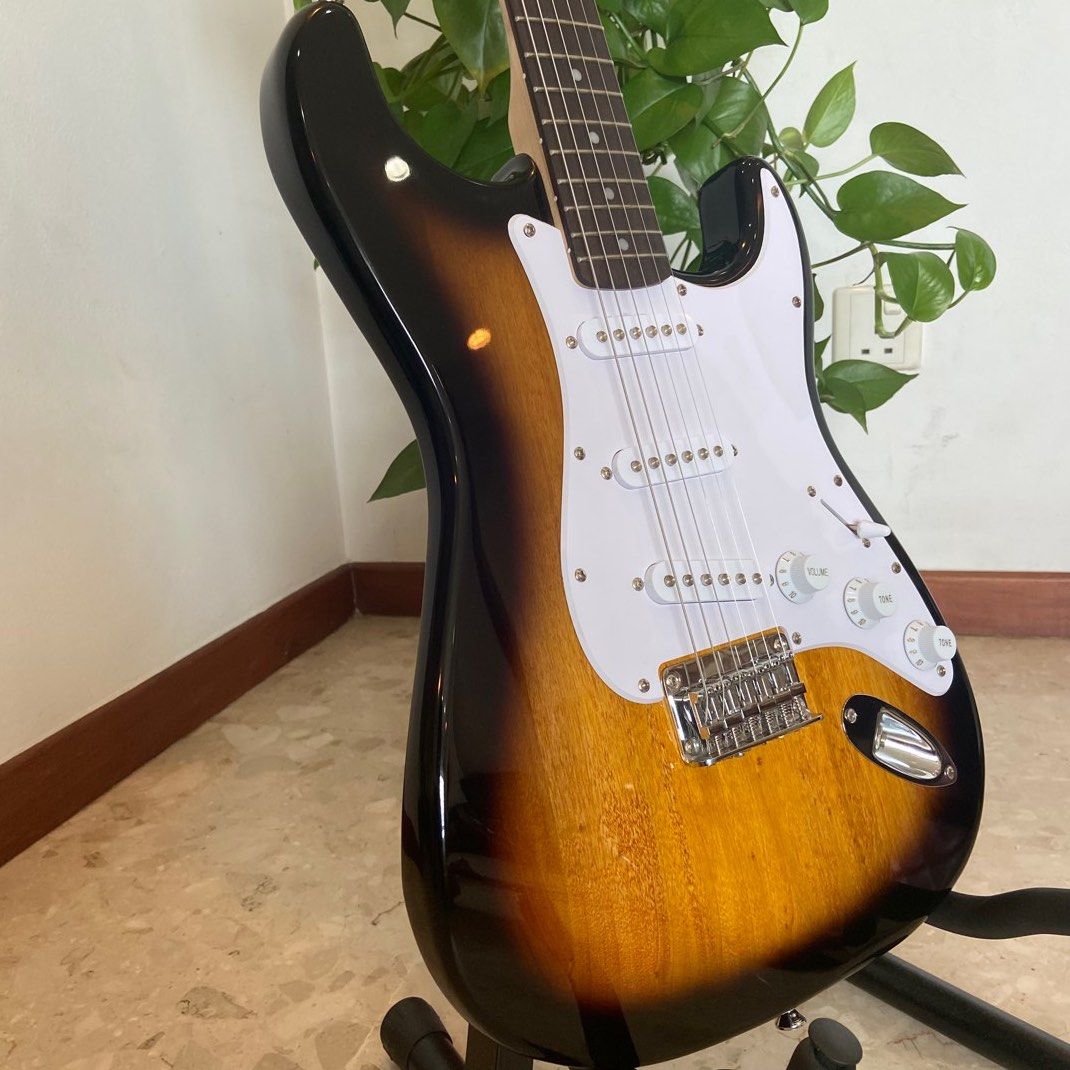 Fender Squier Stratocaster Electric Guitar Laurel FB 3-Tone Sunburst ...