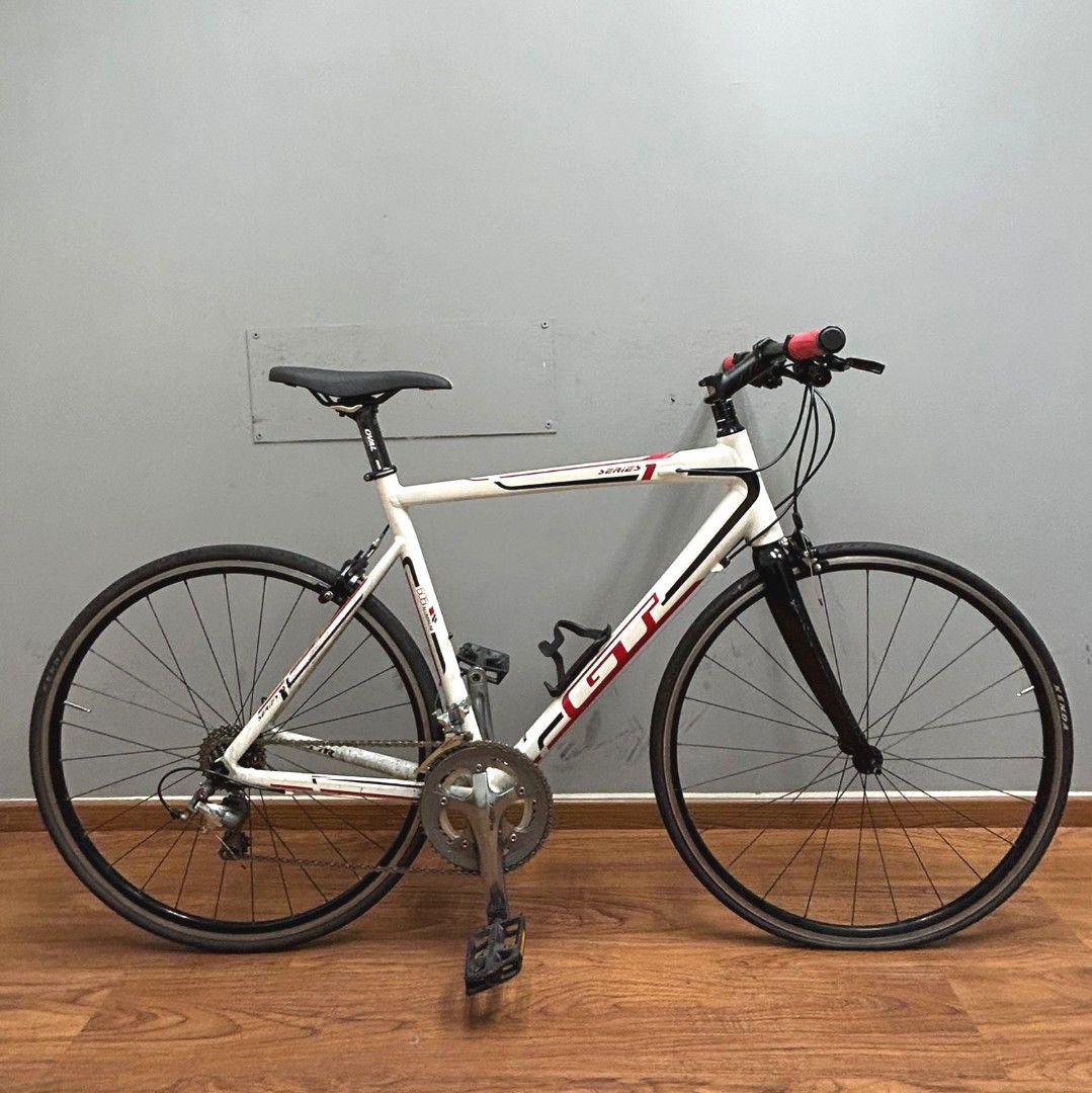 GT 1 Series Hybrid Bike, 18 speed, like new conditon + warranty, Sports ...