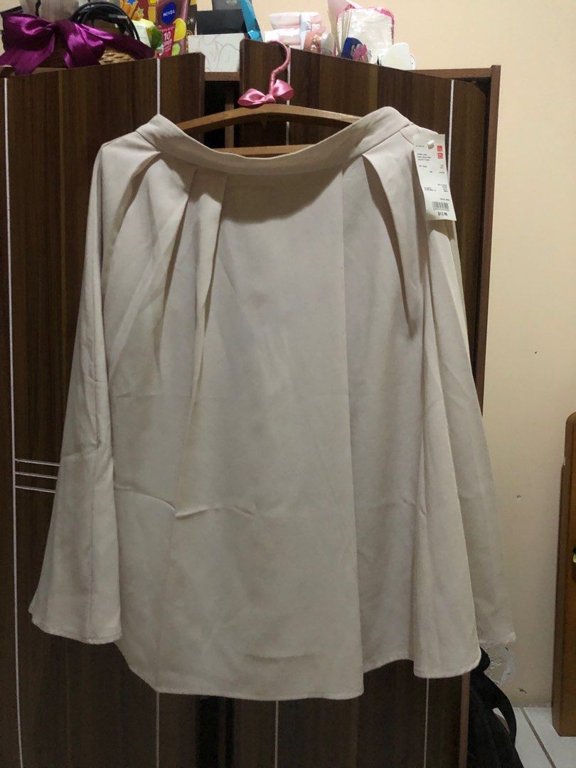 Rok Uniqlo Cream, Fesyen Wanita, Pakaian Wanita, Gaun & Rok di Carousell