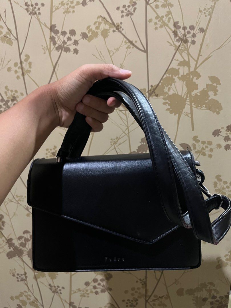 Tas pedro hitam, Fesyen Wanita, Tas & Dompet di Carousell