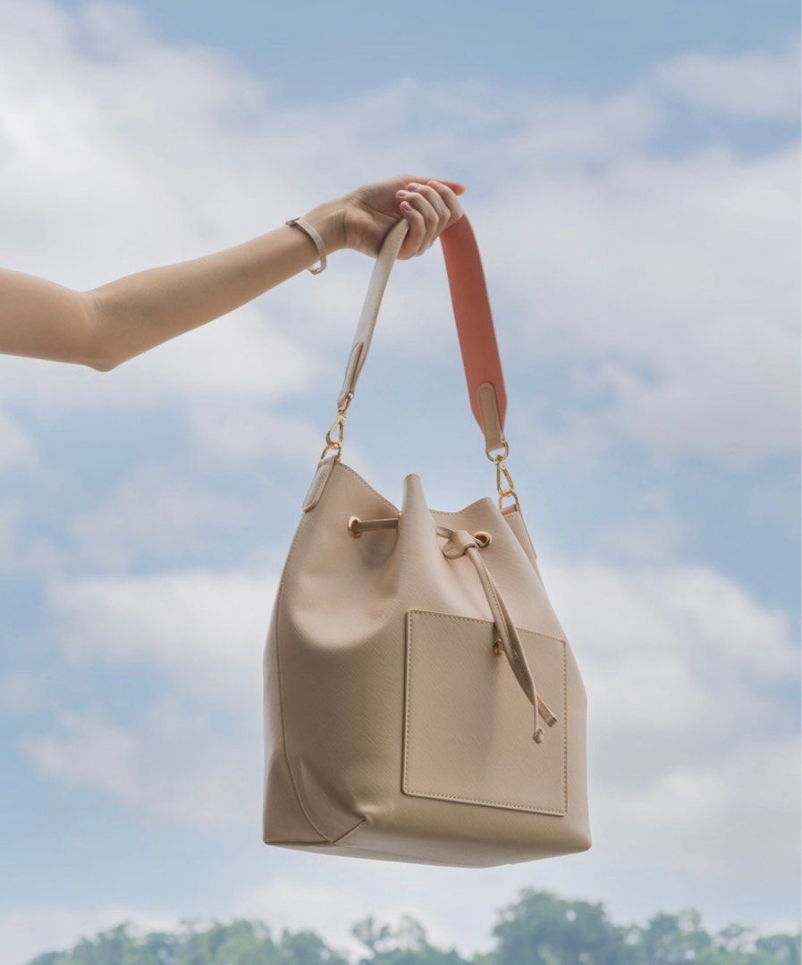 The Sophia Label - Carrie Bucket Bag in Cream, Women's Fashion, Bags ...