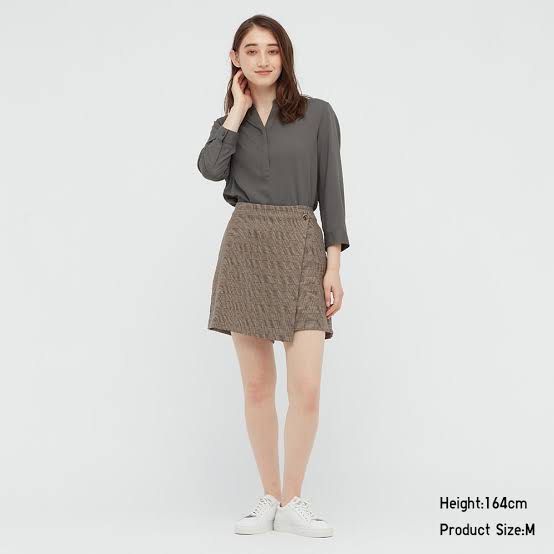 UNIQLO skort, Women's Fashion, Bottoms, Shorts on Carousell