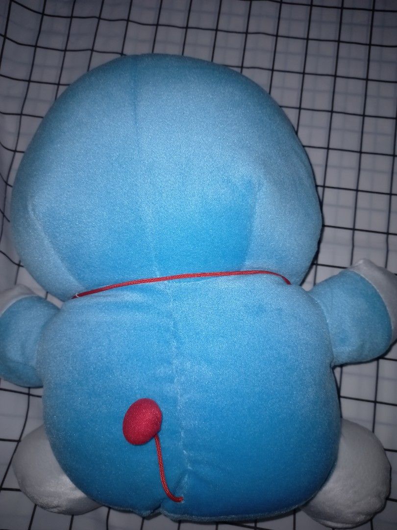 boneka doraemon sedang