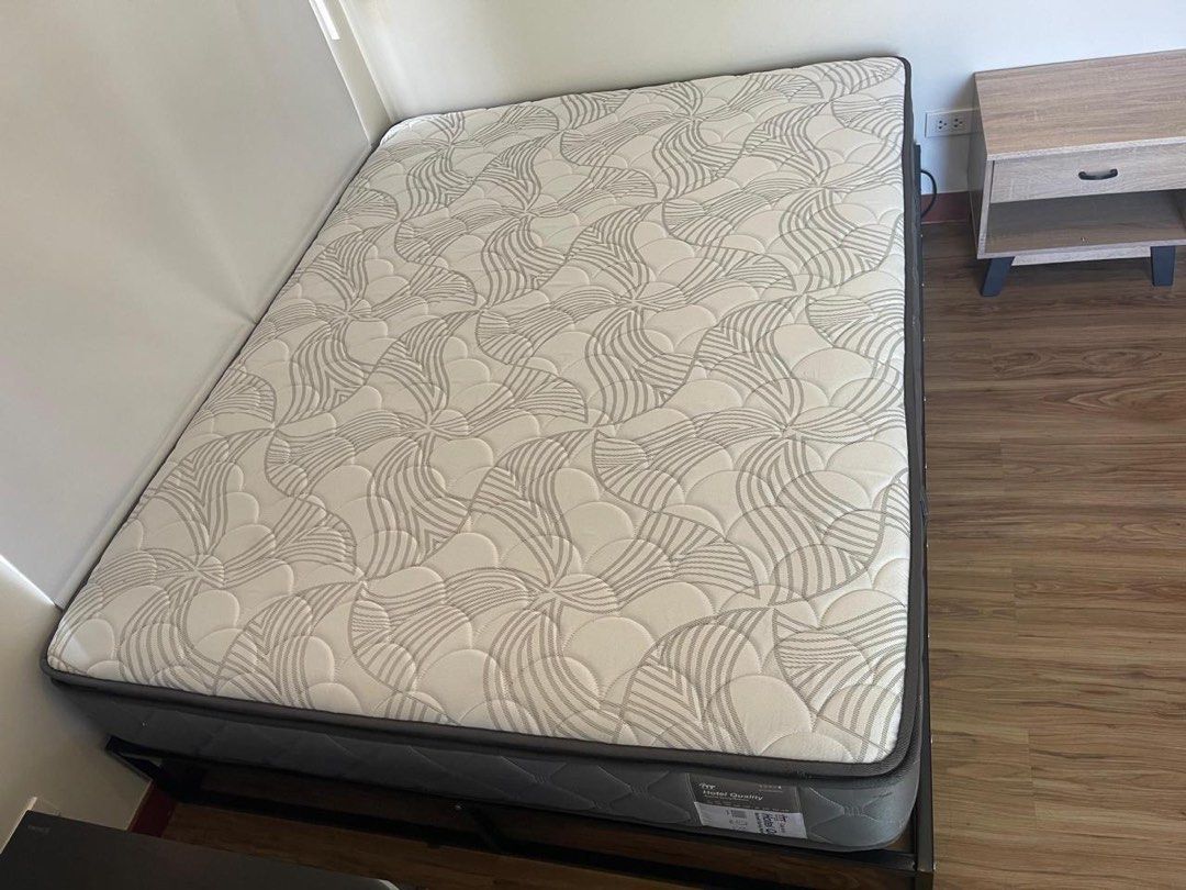 Brand New Mandaue Foam Queen Mattress was 12k Will take 8k on Carousell