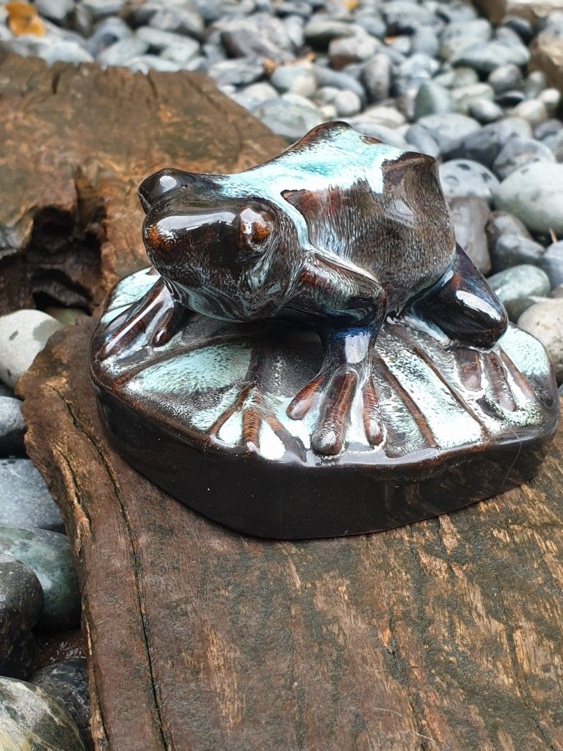 Kaeru - Lucky garden frogs / Deco frogs Japanese ceramic pottery on ...