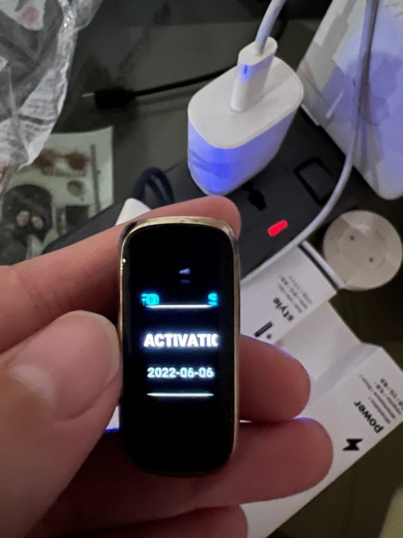 FitBit Luxe Lunar White / Soft Gold, Mobile Phones & Gadgets, Wearables ...