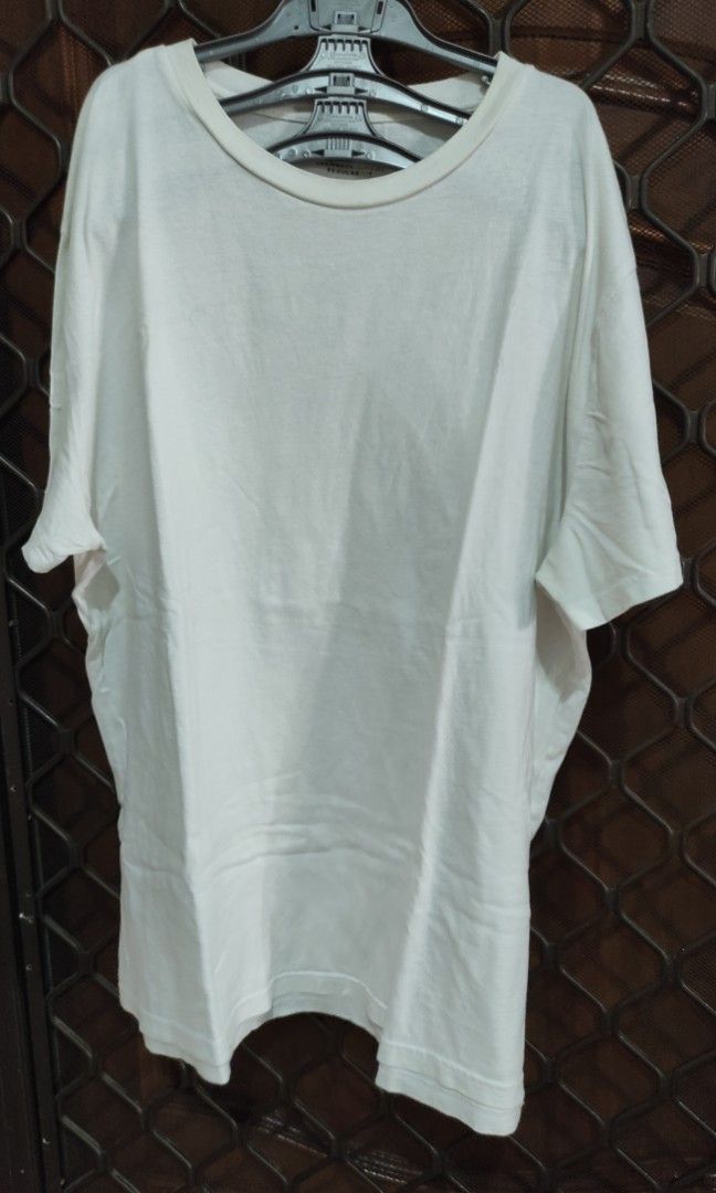 Koas Putih HM fit L, Fesyen Pria, Pakaian , Atasan di Carousell