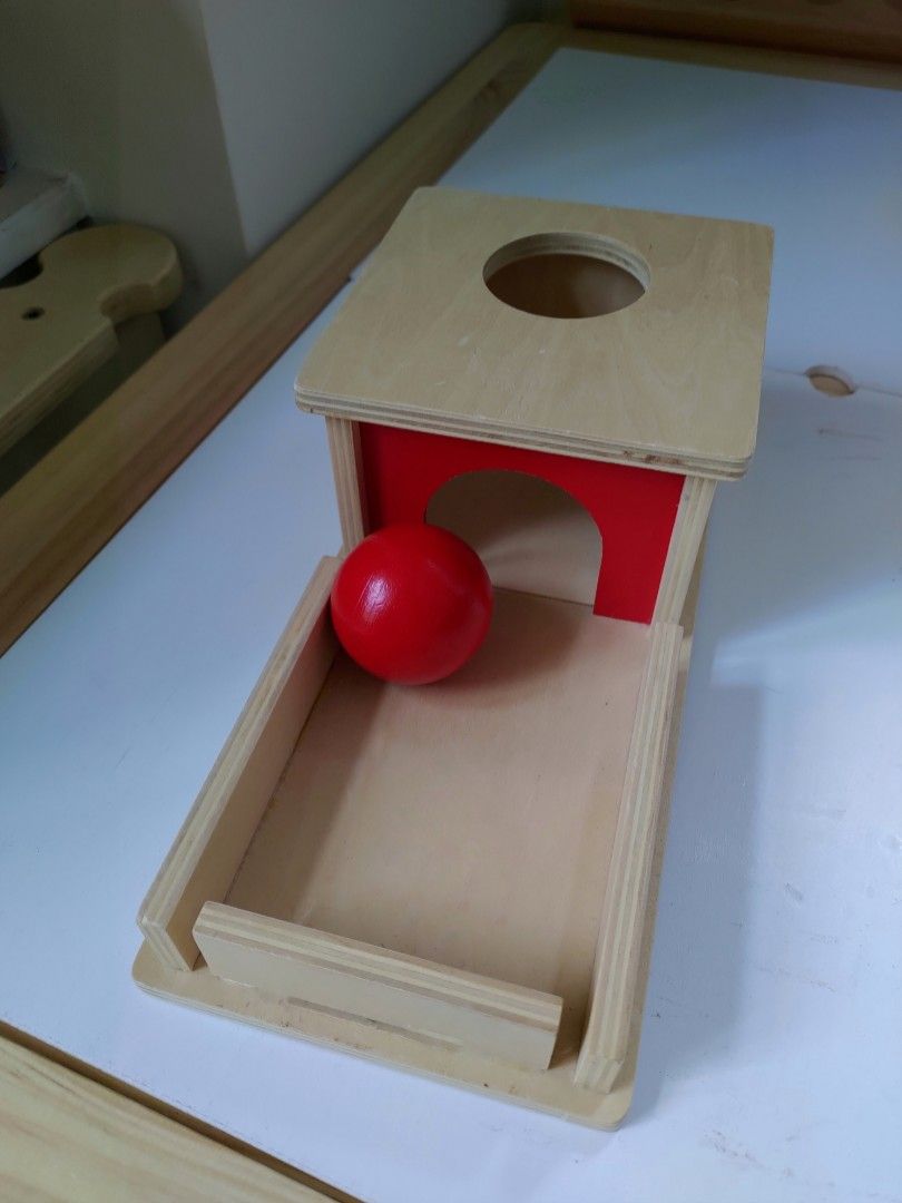 Montessori object permanence box 蒙特梭利物件恆存盒, 興趣及遊戲, 玩具 & 遊戲類 - Carousell