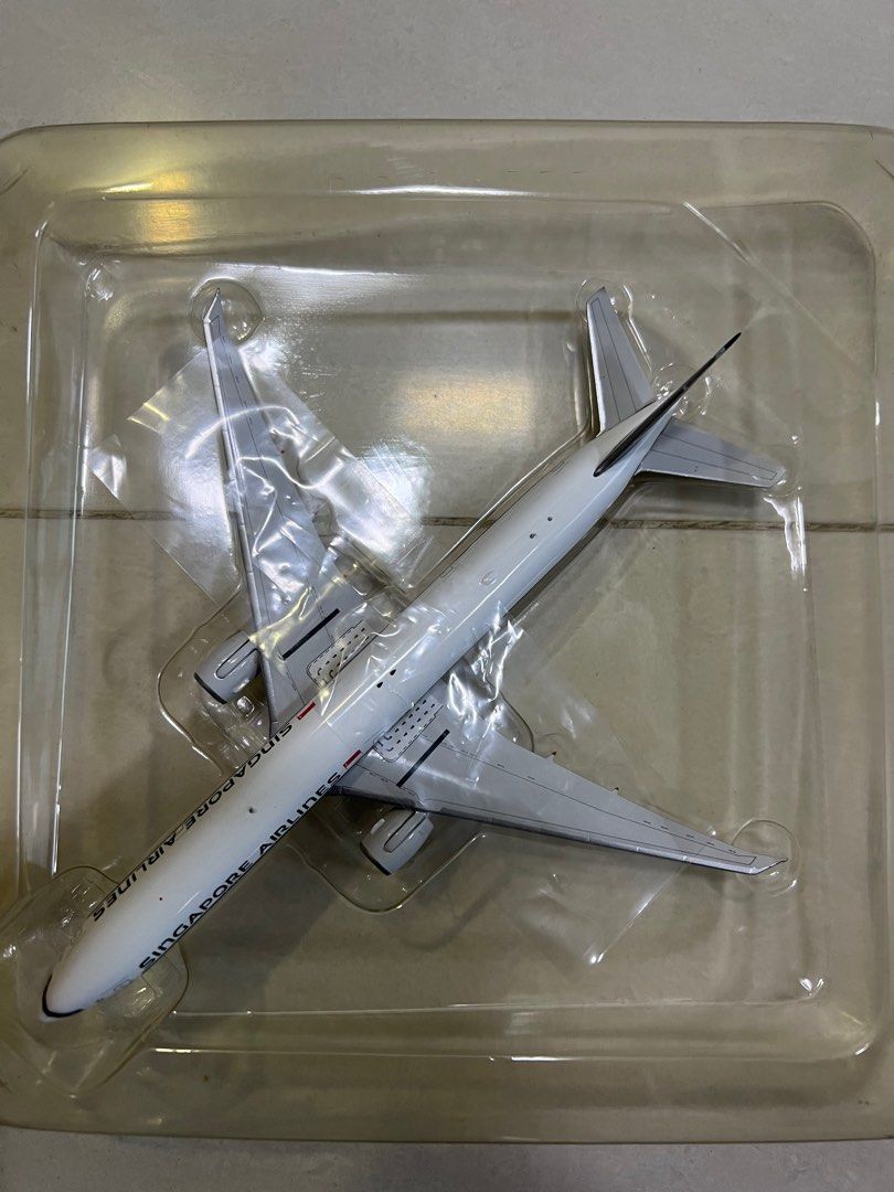 SIA B777-300ER 9V-SWB 1:400 aircraft model, Hobbies & Toys, Toys ...