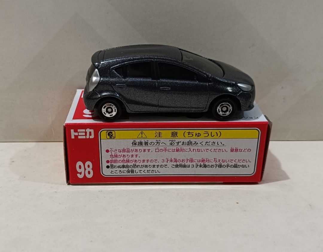 TOMY Tomica Takara No.98 Toyota 豐田 Aqua 初回日版, 興趣及遊戲, 玩具 & 遊戲類 - Carousell