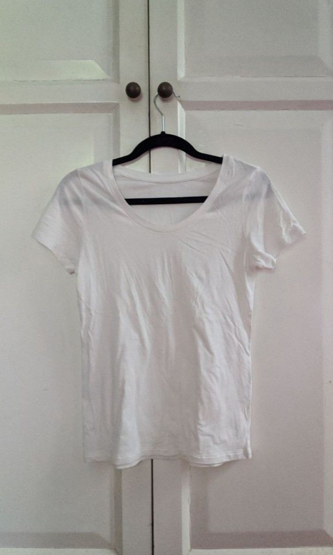 Uniqlo Plain White Tee on Carousell