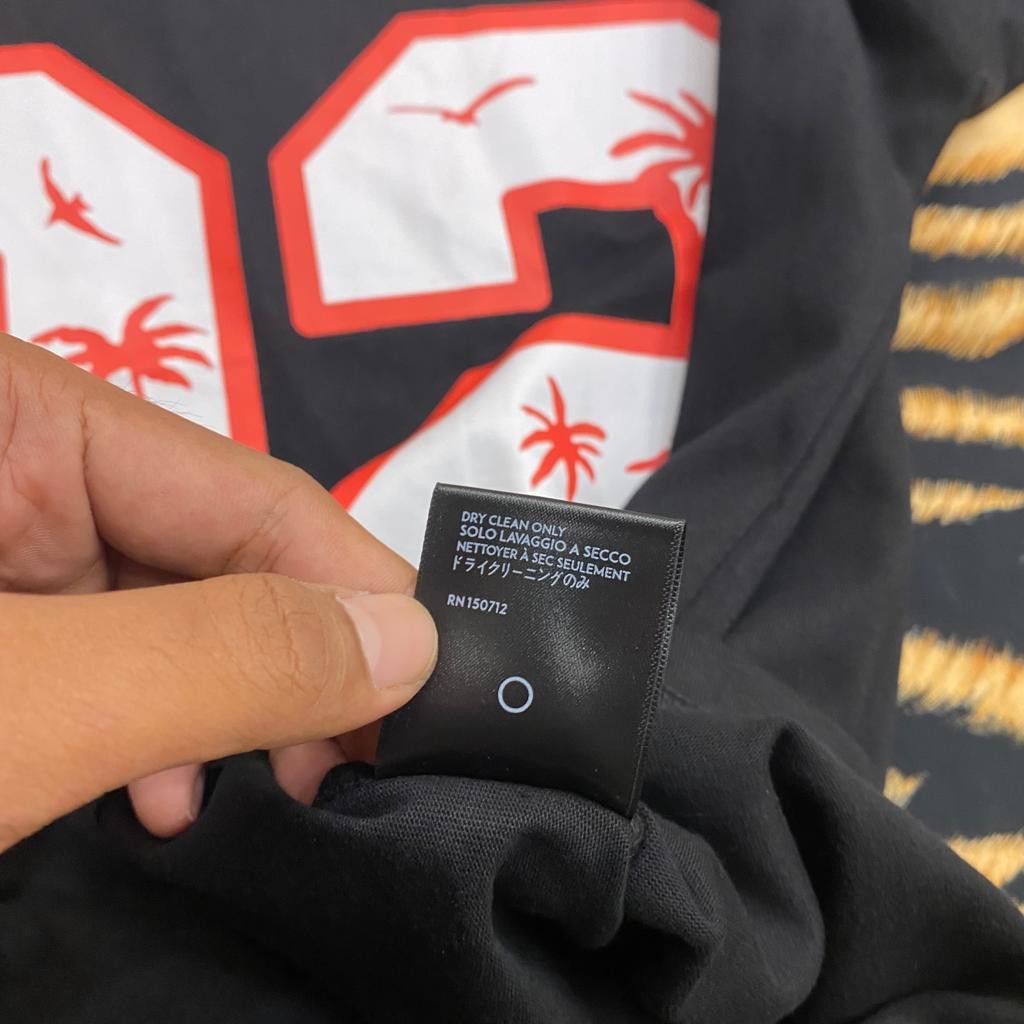 Amiri tee, Fesyen Pria, Pakaian , Atasan di Carousell