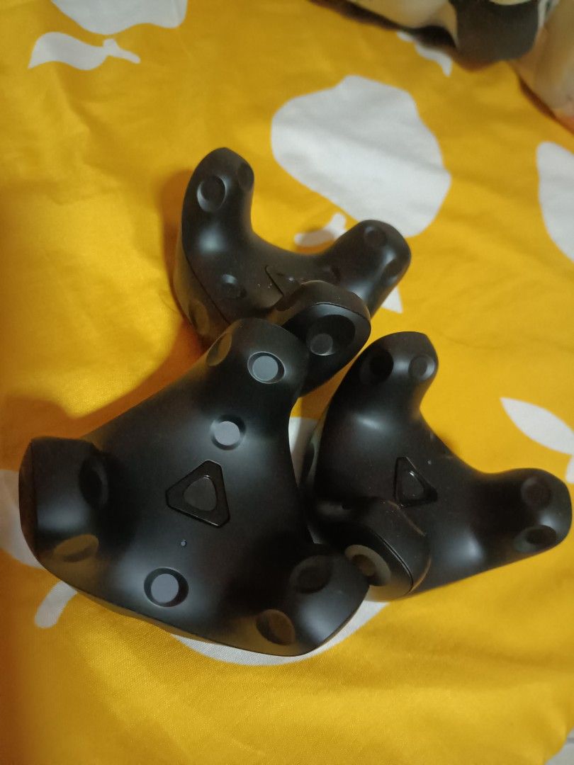 HTC vive trackers and base stations (read description), Video Gaming ...