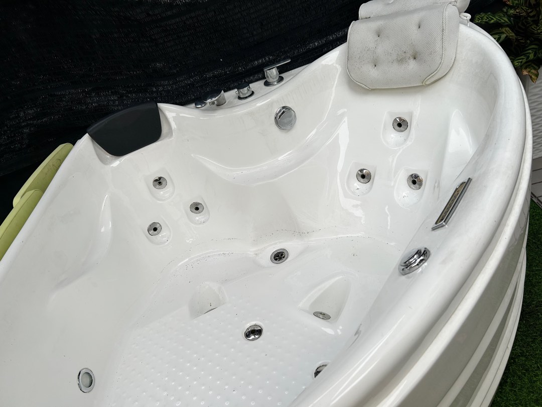 Jacuzzi for two, Furniture & Home Living, Bathroom & Kitchen Fixtures ...
