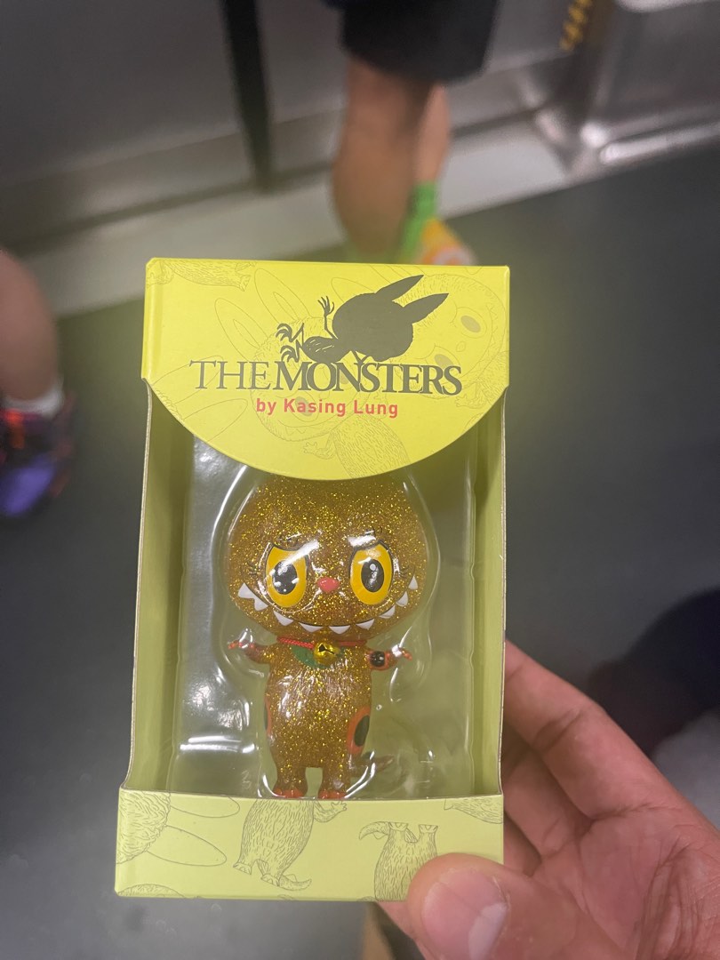 Mini labubu 金粉招財, 興趣及遊戲, 玩具 & 遊戲類 - Carousell