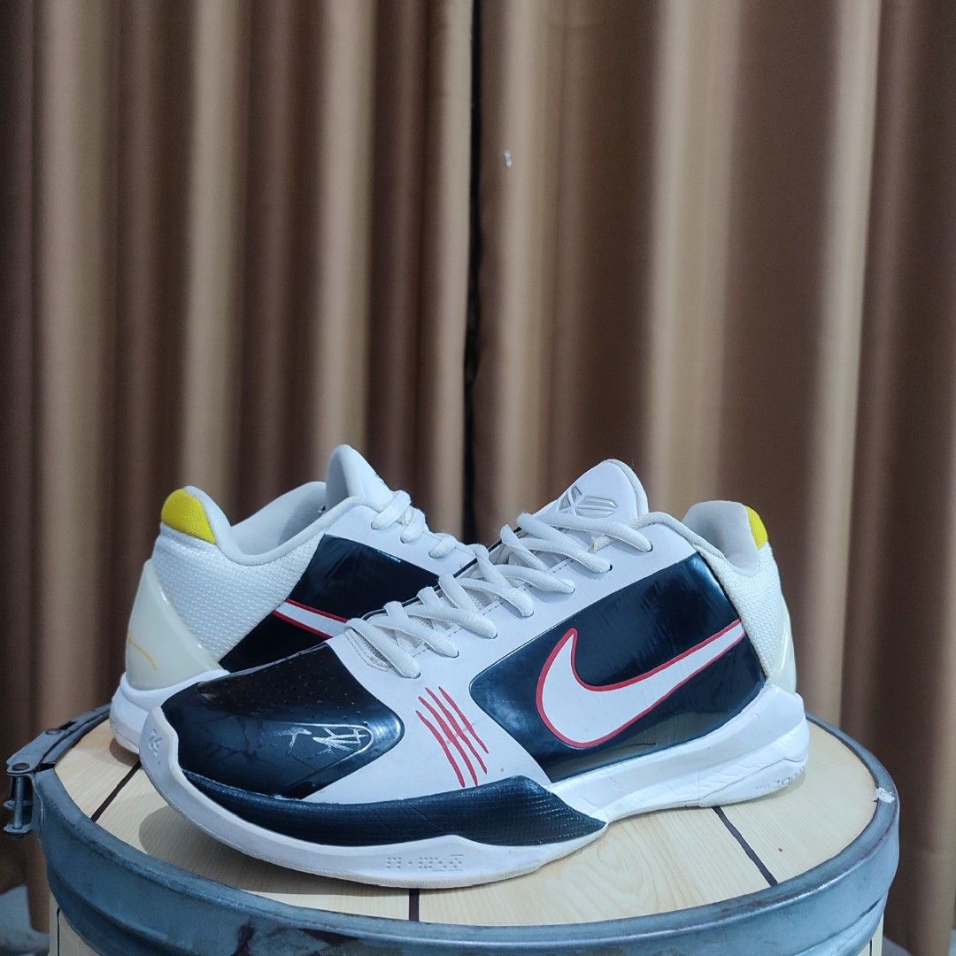 Nike kobe proto, Fesyen Pria, Sepatu , Sneakers di Carousell