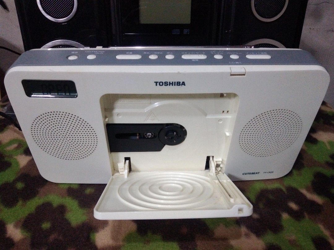 Toshiba COMPACT DISC PLAYER AM/FM STEREO RADIO CUTEBEAT TY-CR20, Audio ...