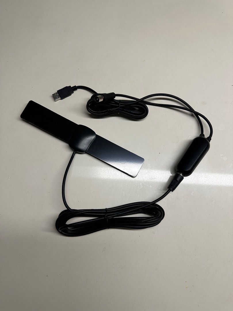 Digital TV Antenna . 5 meter cable length . Flat type . 30 DBI . DVB-T2 ...