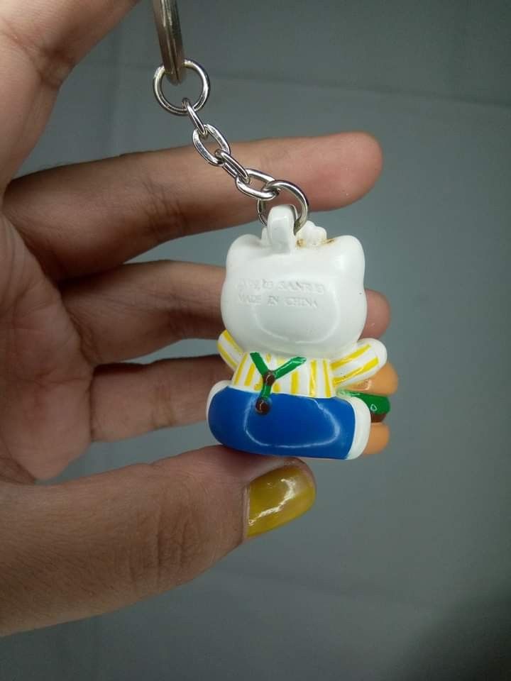 Hello kitty burger keychain sanrio on Carousell