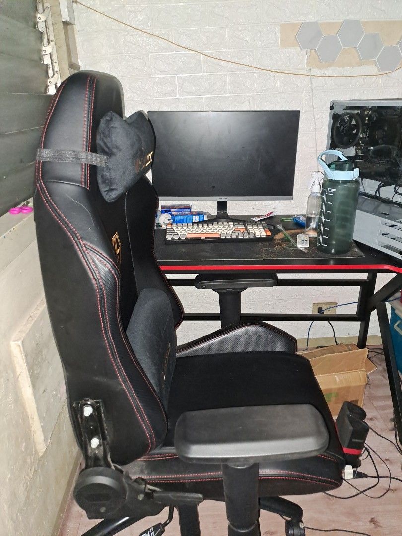 Muzzo Gaming Chair on Carousell