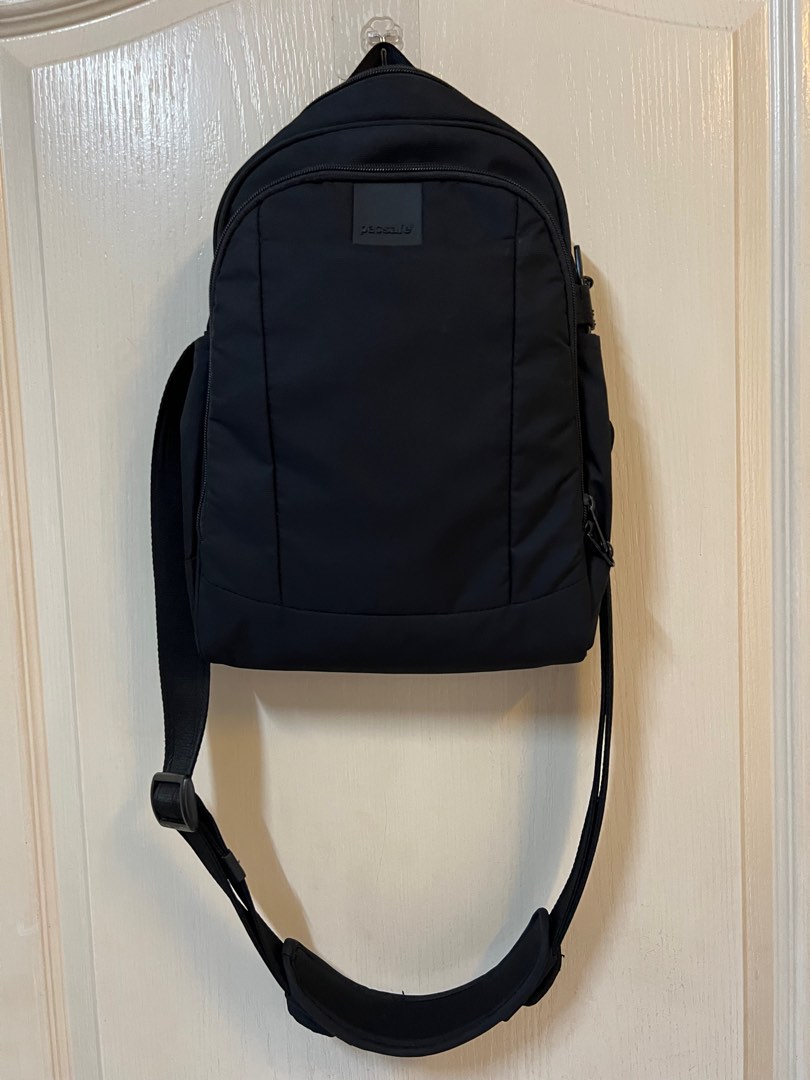 Pacsafe LS250 Anti-theft Shoulder / Body Bag, Men's Fashion, Bags ...