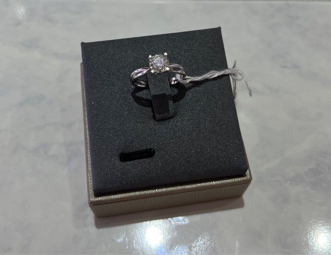 Shimmering diamond proposal ring, Women's Fashion, Jewelry & Organisers, Rings on Carousell