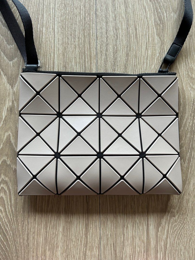 二手baobao 3*4霧面奶茶色小斜背包 on Carousell