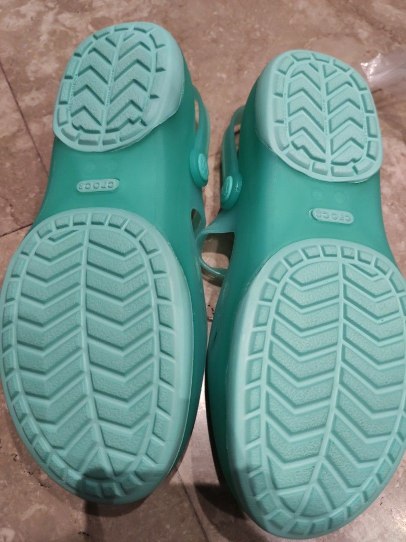 Brand new Crocs, Women's Fashion, Footwear, Sandals on Carousell