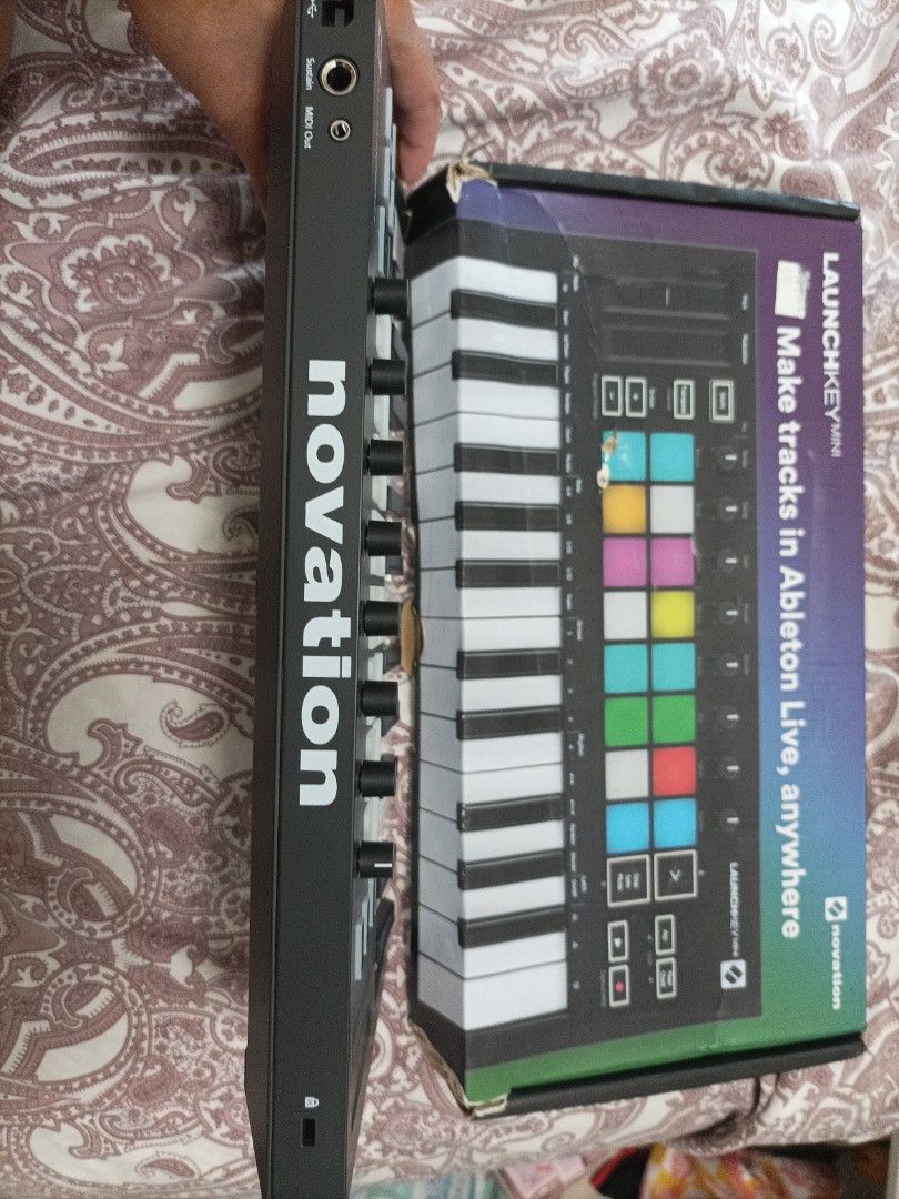 LaunchKey MINI & SAMSON G PRO MICROPHONE, 音響器材, 咪高風/麥克風 - Carousell