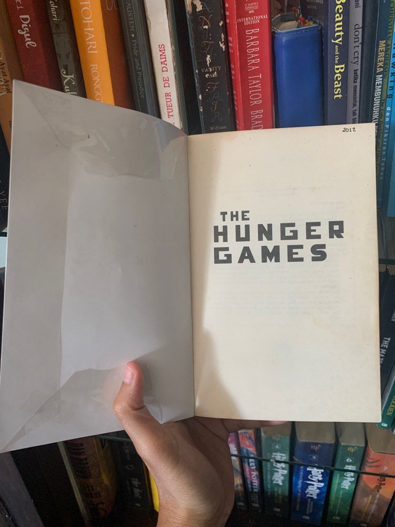Novel Buku Hunger Games, Catching Fire, Mockingjay, Buku & Alat Tulis ...