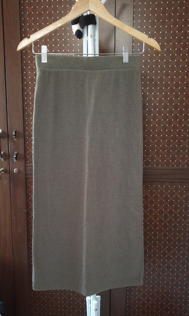 ROK SPAN KNIT RAJUT LIDI WARNA HIJAU OLIVE on Carousell