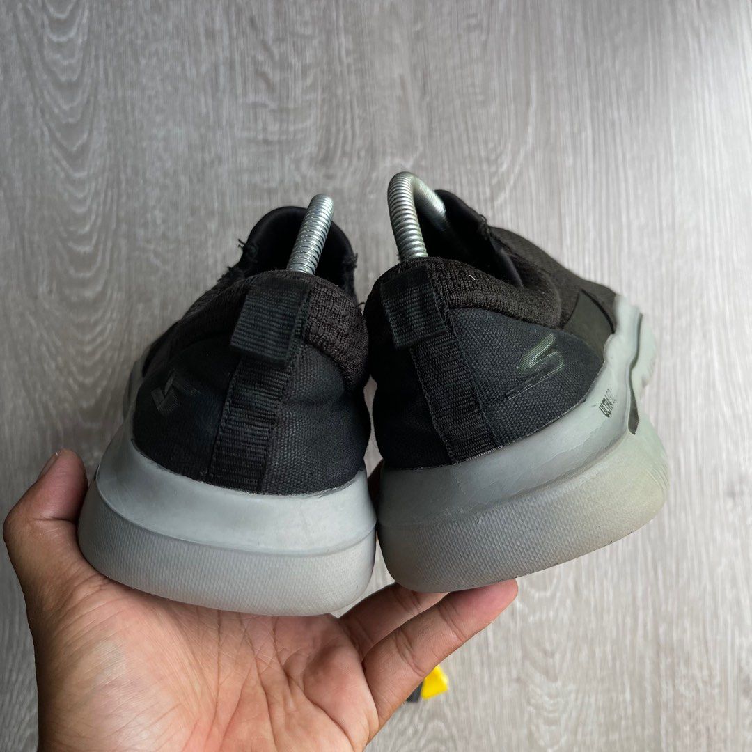skechers go walk 8uk, Men's Fashion, Footwear, Sneakers on Carousell