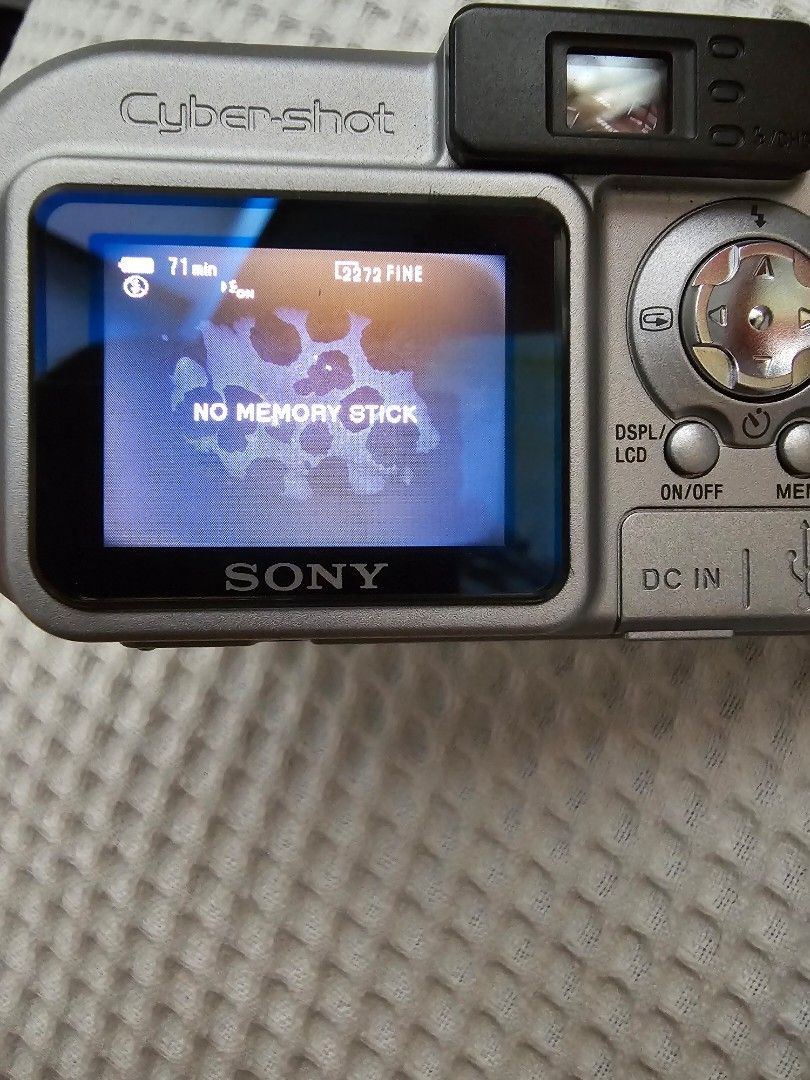 Sony 4.0 megapixel cybershot, Photography, Cameras on Carousell