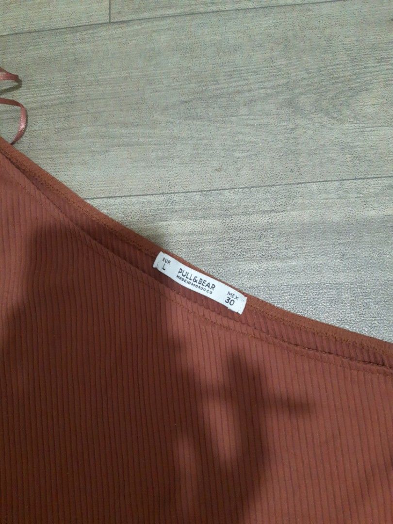 top pull and bear, Fesyen Wanita, Pakaian Wanita, Atasan di Carousell