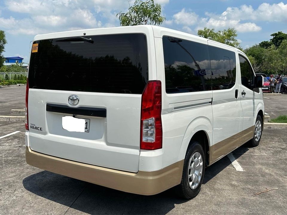 Toyota hi ace commuter deluxe on Carousell