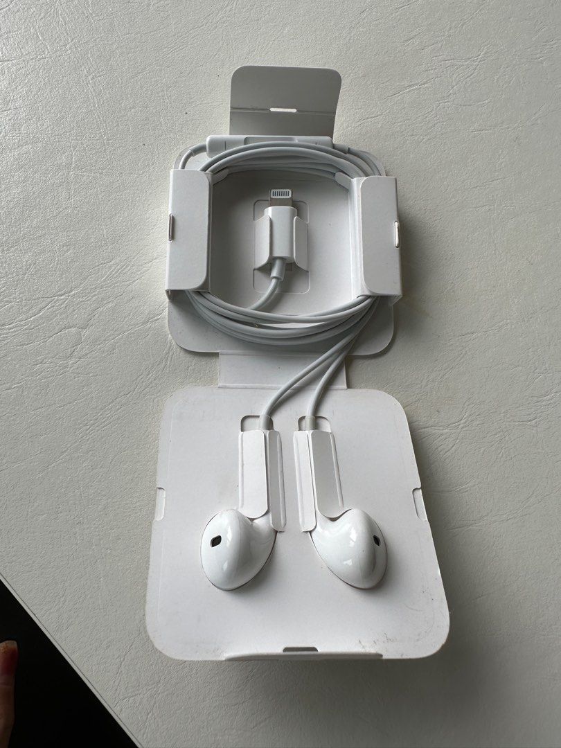 Authentic apple wired earpiece, Audio, Earphones on Carousell
