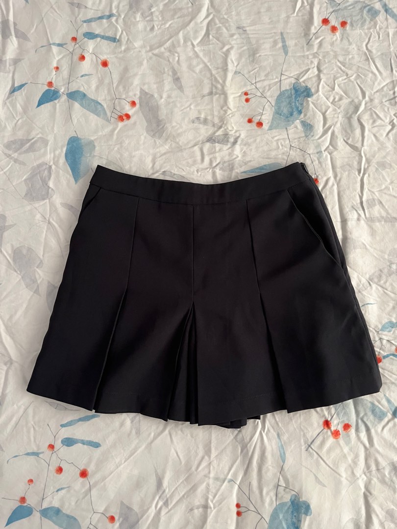 Black Short Skort, Women's Fashion, Bottoms, Shorts on Carousell