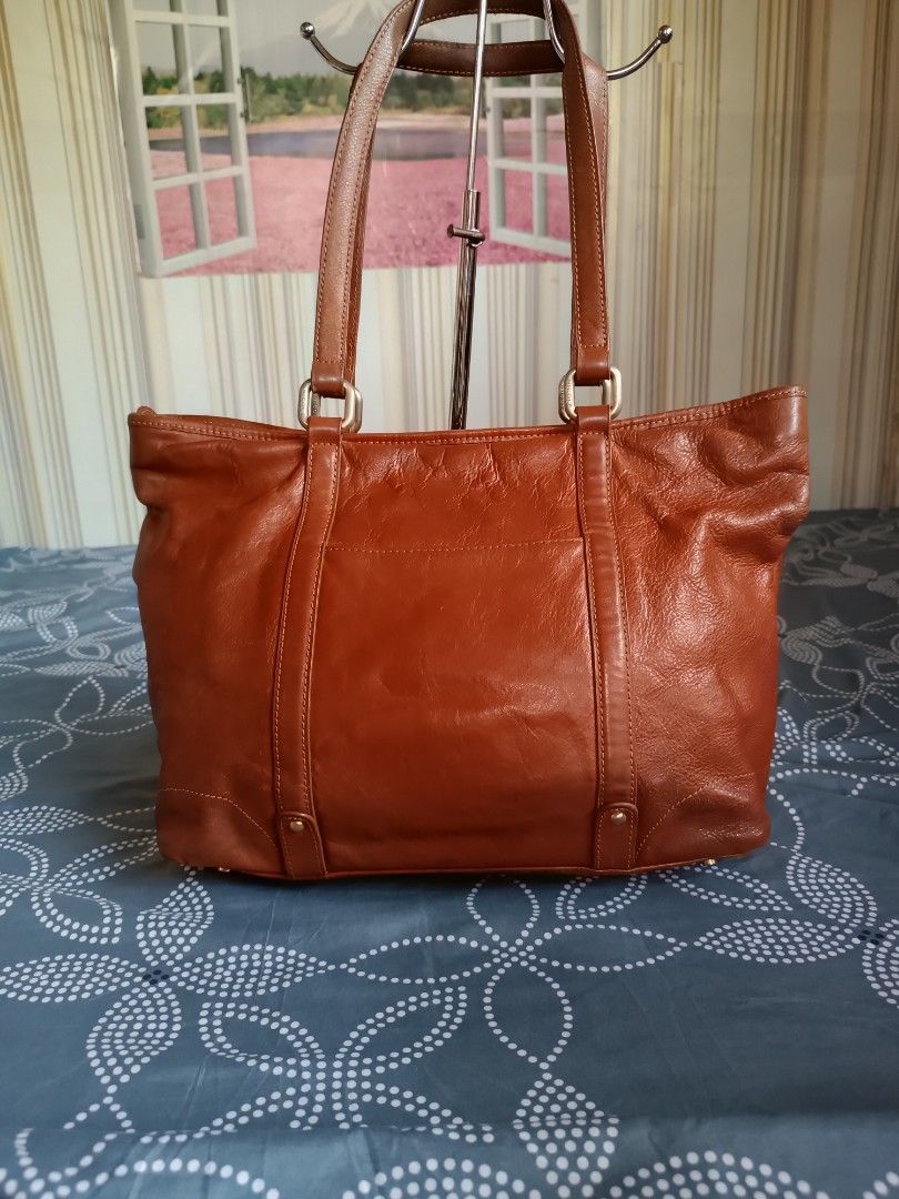 Genuine leather Nicole St.Gilles super tibay ng leather med. Size ...